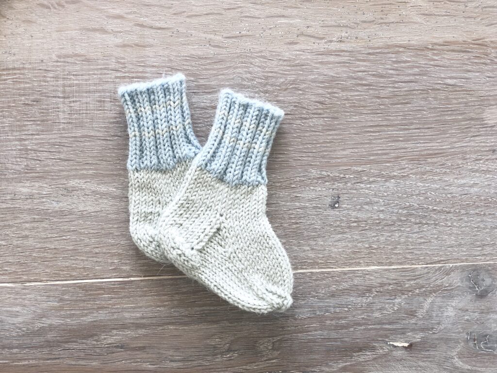 strikkede babysokker - FiftyFabulous